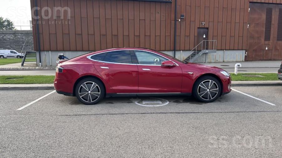 Red Tesla Model S 2014 in Riga, with an engine capacity of 0.00 L and mileage of 336 thousand km for 13450 €, photo 5 on AUTOMOTO.COM.LV