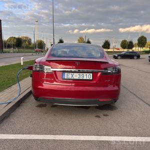 Red Tesla Model S 2014 in Riga, with an engine capacity of 0.00 L and mileage of 336 thousand km for 13450 €, photo 6 on AUTOMOTO.COM.LV