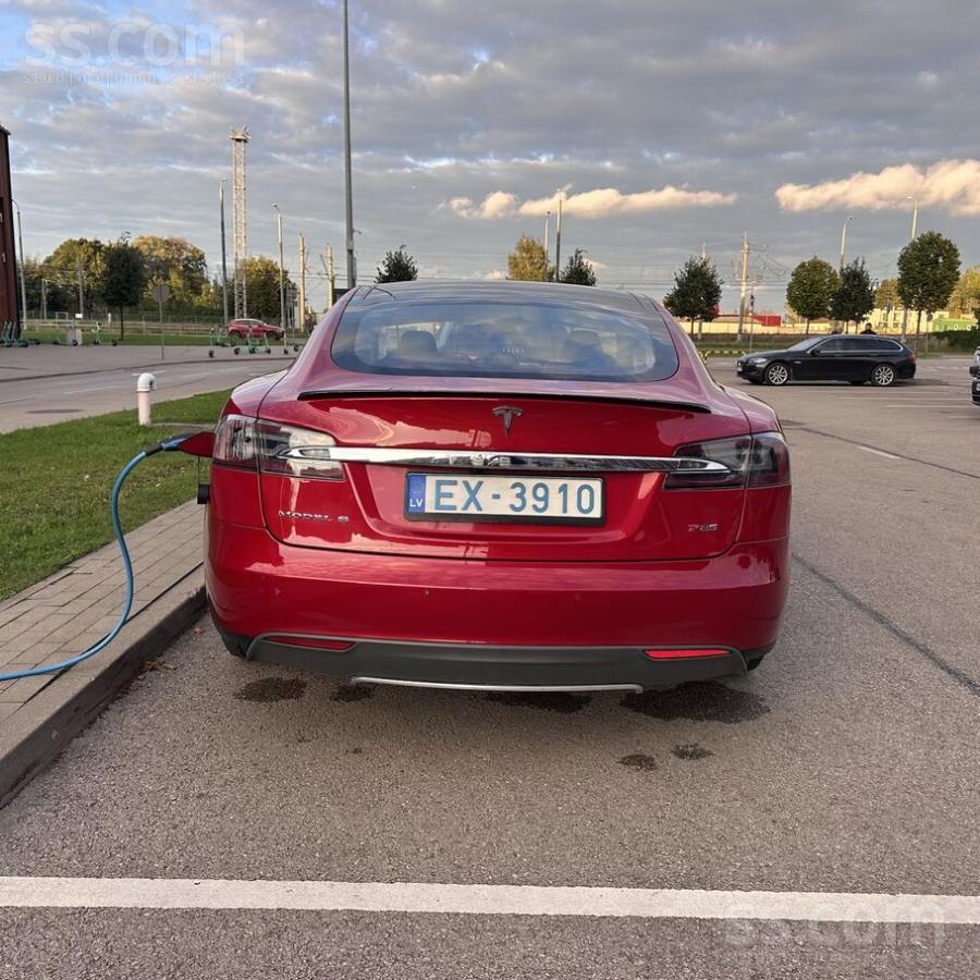 Red Tesla Model S 2014 in Riga, with an engine capacity of 0.00 L and mileage of 336 thousand km for 13450 €, photo 6 on AUTOMOTO.COM.LV