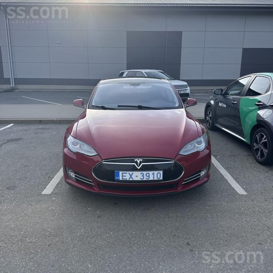 Red Tesla Model S 2014 in Riga, with an engine capacity of 0.00 L and mileage of 336 thousand km for 13450 €, photo 7 on AUTOMOTO.COM.LV
