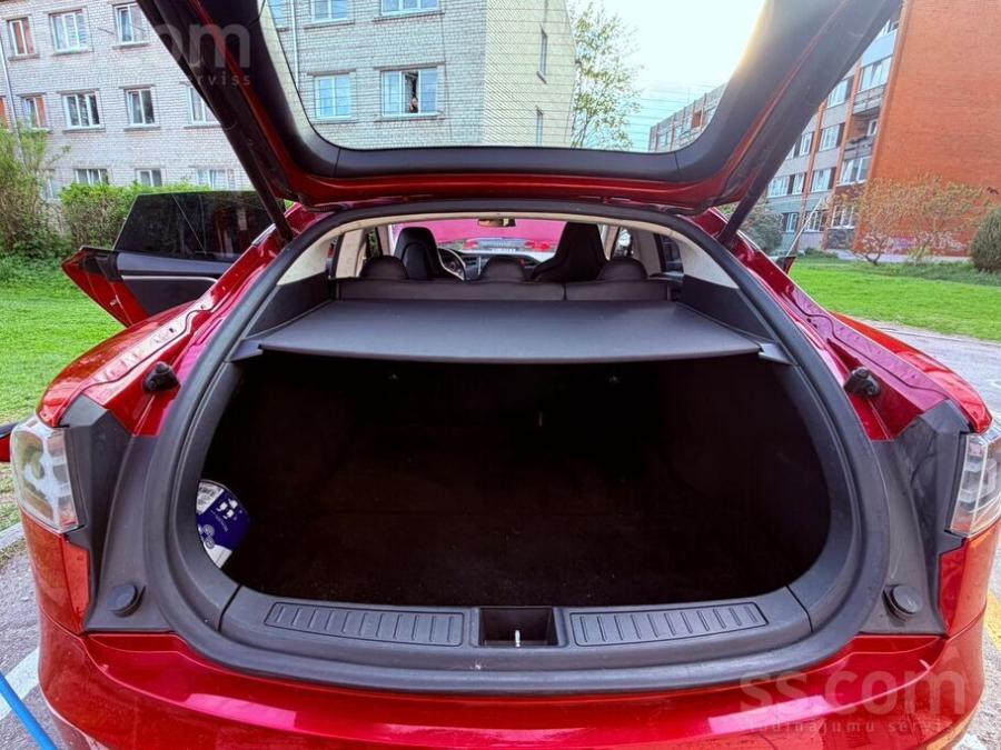 Red Tesla Model S 2014 in Riga, with an engine capacity of 0.00 L and mileage of 336 thousand km for 13450 €, photo 10 on AUTOMOTO.COM.LV