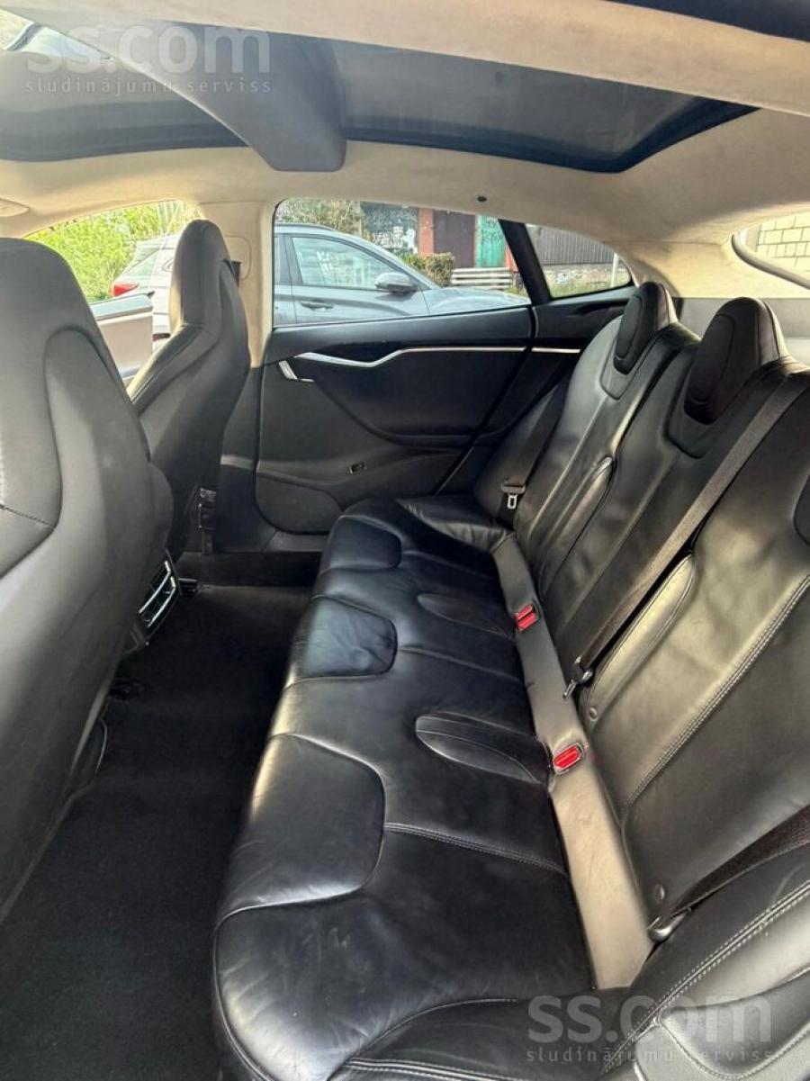 Red Tesla Model S 2014 in Riga, with an engine capacity of 0.00 L and mileage of 336 thousand km for 13450 €, photo 12 on AUTOMOTO.COM.LV