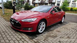 Sarkans Tesla Model S 2015 Viļņa, ar dzinēja tilpumu 0.00 L un nobraukumu 135 tūkst. km par 23500 €, foto  vietnē AUTOMOTO.COM.LV