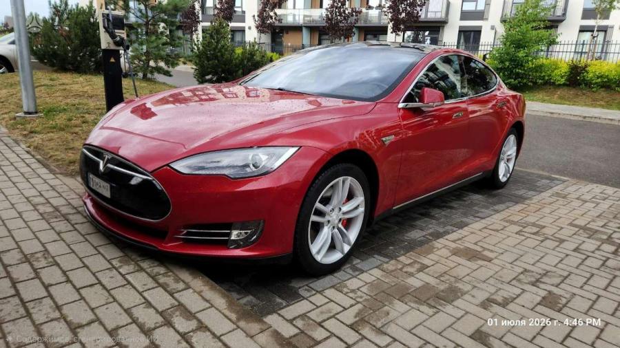 Sarkans Tesla Model S 2015 Viļņa, ar dzinēja tilpumu 0.00 L un nobraukumu 135 tūkst. km par 23500 €, foto 1 vietnē AUTOMOTO.COM.LV