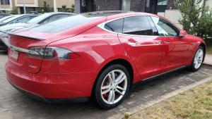 Sarkans Tesla Model S 2015 Viļņa, ar dzinēja tilpumu 0.00 L un nobraukumu 135 tūkst. km par 23500 €, foto 3 vietnē AUTOMOTO.COM.LV