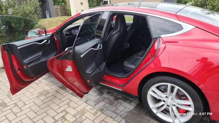 Sarkans Tesla Model S 2015 Viļņa, ar dzinēja tilpumu 0.00 L un nobraukumu 135 tūkst. km par 23500 €, foto 6 vietnē AUTOMOTO.COM.LV