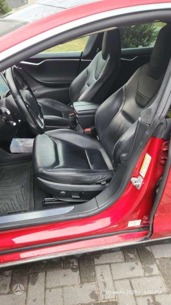 Sarkans Tesla Model S 2015 Viļņa, ar dzinēja tilpumu 0.00 L un nobraukumu 135 tūkst. km par 23500 €, foto 9 vietnē AUTOMOTO.COM.LV