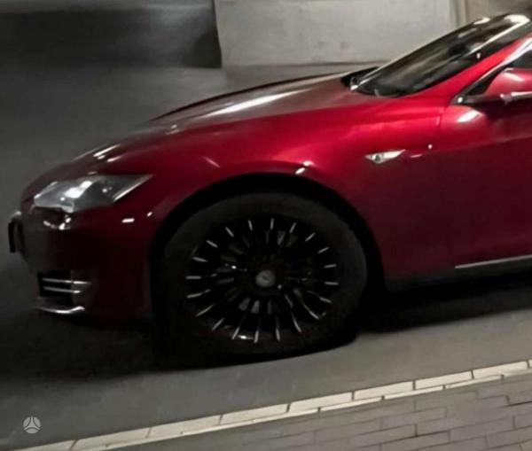 Sarkans Tesla Model S 2015 Viļņa, ar dzinēja tilpumu 0.00 L un nobraukumu 135 tūkst. km par 23500 €, foto 10 vietnē AUTOMOTO.COM.LV