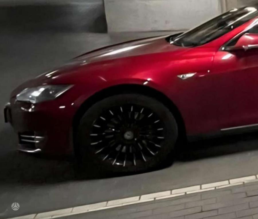 Sarkans Tesla Model S 2015 Viļņa, ar dzinēja tilpumu 0.00 L un nobraukumu 135 tūkst. km par 23500 €, foto 11 vietnē AUTOMOTO.COM.LV