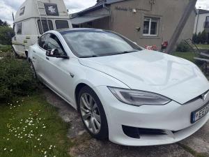 Sarkans Tesla Model S 2016 Kauņa, ar dzinēja tilpumu 0.00 L un nobraukumu 240 tūkst. km par 14500 €, foto 4 vietnē AUTOMOTO.COM.LV