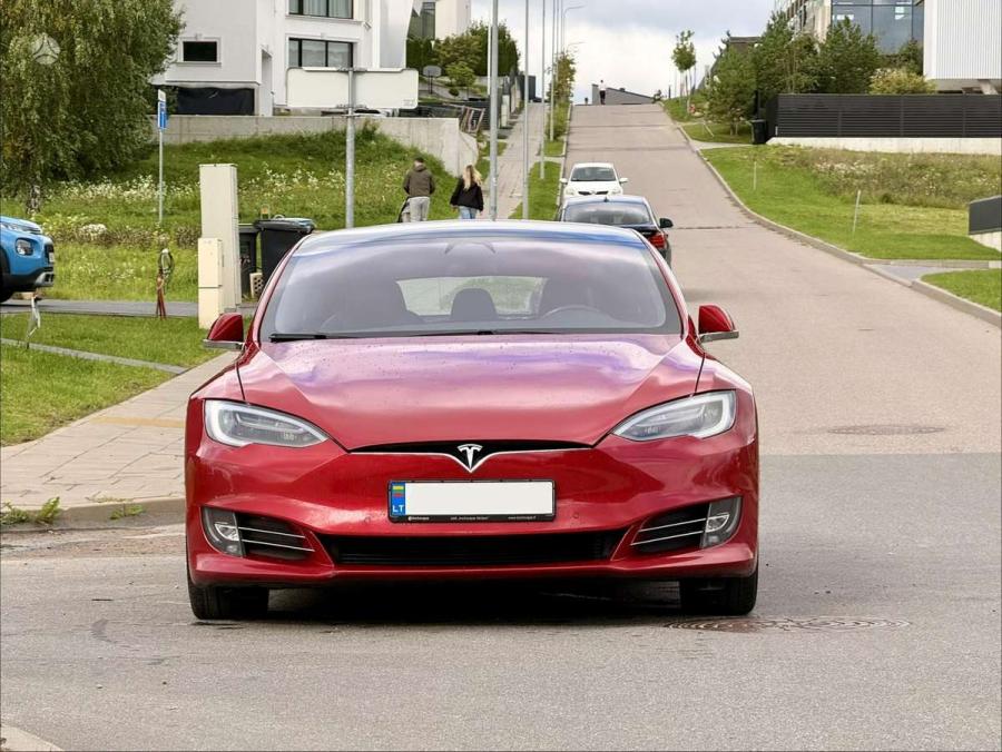 Red Tesla Model S 2020 in Vilnius, with an engine capacity of 0.00 L and mileage of 278 thousand km for 26950 €, photo 3 on AUTOMOTO.COM.LV