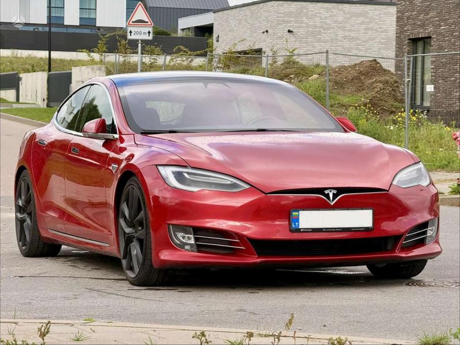 Red Tesla Model S 2020 in Vilnius, with an engine capacity of 0.00 L and mileage of 278 thousand km for 26950 €, photo 4 on AUTOMOTO.COM.LV