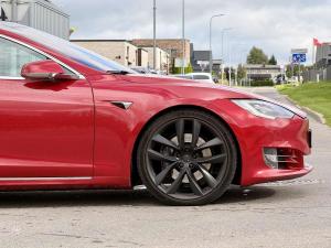 Red Tesla Model S 2020 in Vilnius, with an engine capacity of 0.00 L and mileage of 278 thousand km for 26950 €, photo 5 on AUTOMOTO.COM.LV