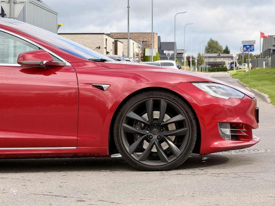 Red Tesla Model S 2020 in Vilnius, with an engine capacity of 0.00 L and mileage of 278 thousand km for 26950 €, photo 5 on AUTOMOTO.COM.LV