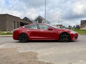Red Tesla Model S 2020 in Vilnius, with an engine capacity of 0.00 L and mileage of 278 thousand km for 26950 €, photo 6 on AUTOMOTO.COM.LV