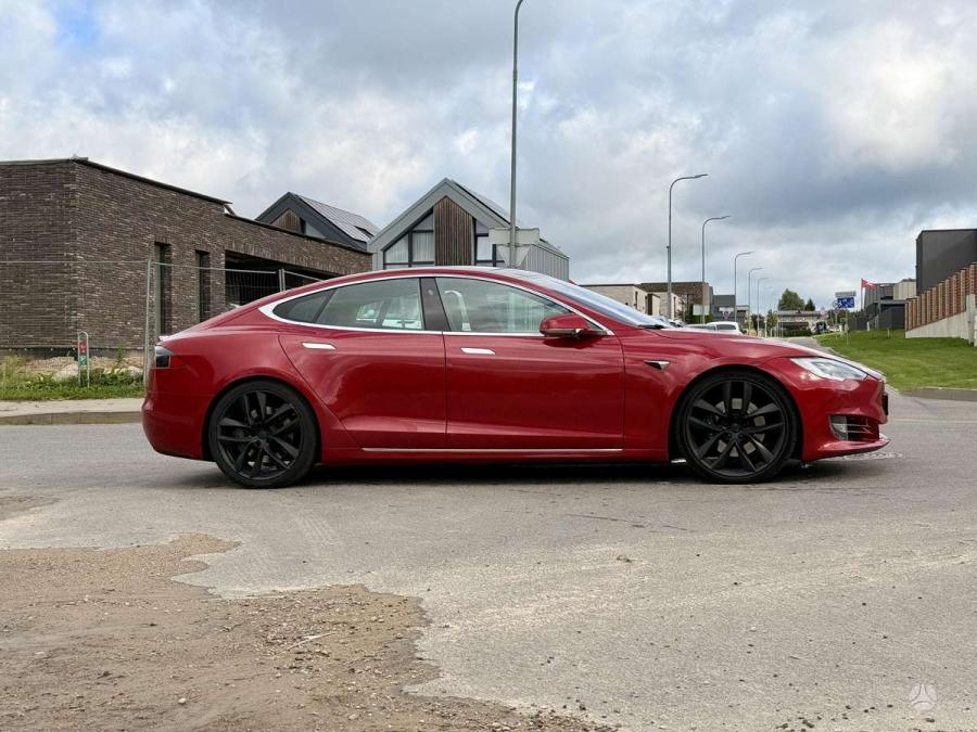 Red Tesla Model S 2020 in Vilnius, with an engine capacity of 0.00 L and mileage of 278 thousand km for 26950 €, photo 6 on AUTOMOTO.COM.LV