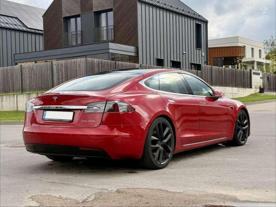 Red Tesla Model S 2020 in Vilnius, with an engine capacity of 0.00 L and mileage of 278 thousand km for 26950 €, photo 7 on AUTOMOTO.COM.LV