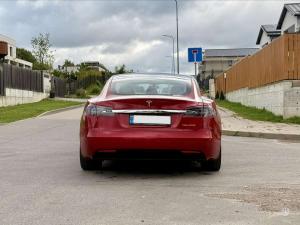 Red Tesla Model S 2020 in Vilnius, with an engine capacity of 0.00 L and mileage of 278 thousand km for 26950 €, photo 8 on AUTOMOTO.COM.LV