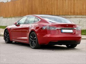 Red Tesla Model S 2020 in Vilnius, with an engine capacity of 0.00 L and mileage of 278 thousand km for 26950 €, photo 9 on AUTOMOTO.COM.LV