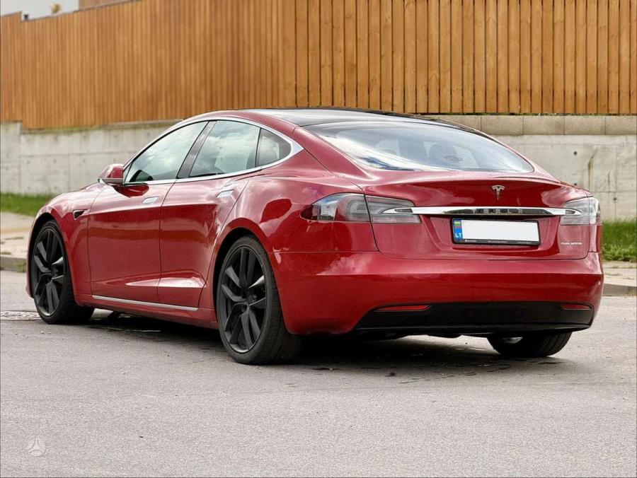 Red Tesla Model S 2020 in Vilnius, with an engine capacity of 0.00 L and mileage of 278 thousand km for 26950 €, photo 9 on AUTOMOTO.COM.LV