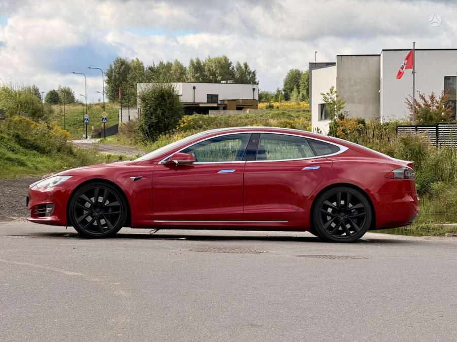 Red Tesla Model S 2020 in Vilnius, with an engine capacity of 0.00 L and mileage of 278 thousand km for 26950 €, photo 10 on AUTOMOTO.COM.LV