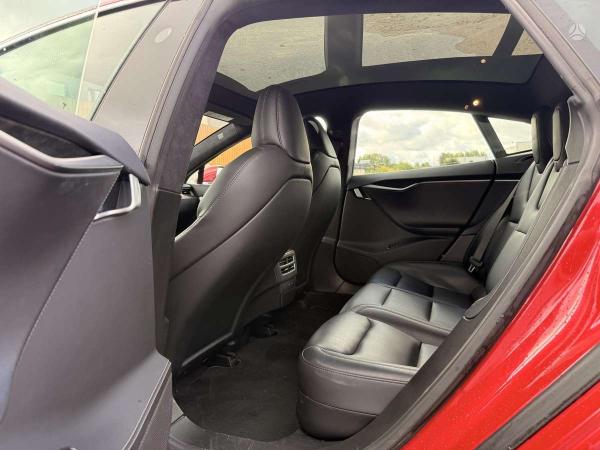 Red Tesla Model S 2020 in Vilnius, with an engine capacity of 0.00 L and mileage of 278 thousand km for 26950 €, photo 11 on AUTOMOTO.COM.LV