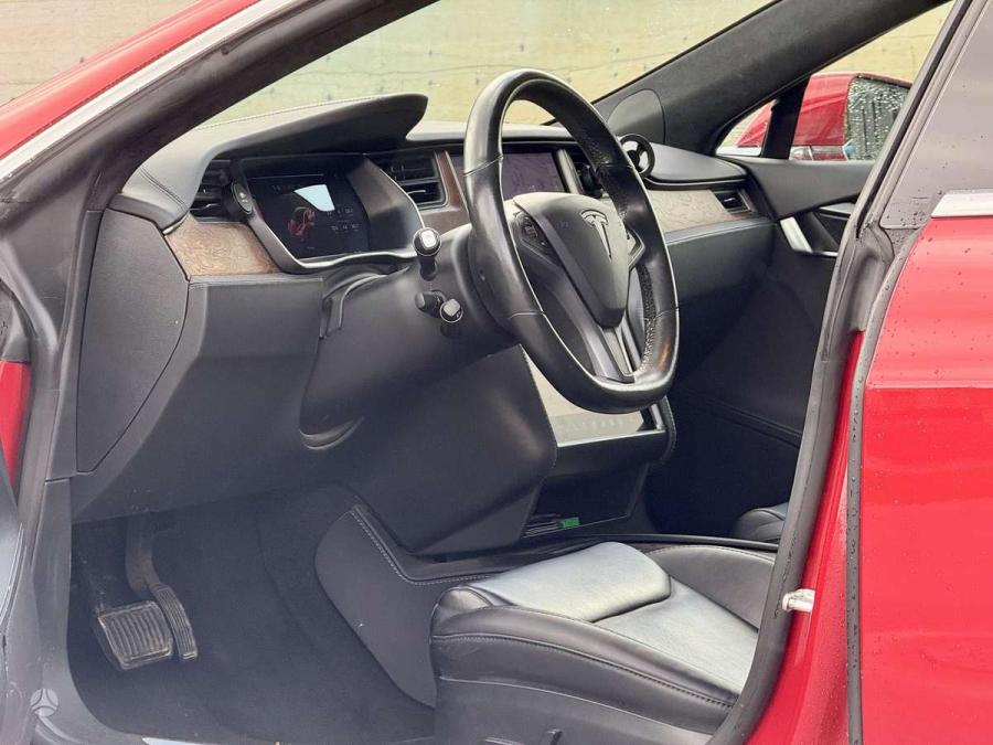 Red Tesla Model S 2020 in Vilnius, with an engine capacity of 0.00 L and mileage of 278 thousand km for 26950 €, photo 12 on AUTOMOTO.COM.LV