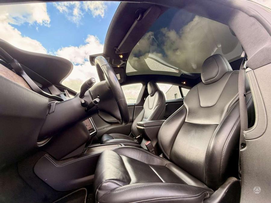 Red Tesla Model S 2020 in Vilnius, with an engine capacity of 0.00 L and mileage of 278 thousand km for 26950 €, photo 13 on AUTOMOTO.COM.LV
