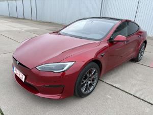 Red Tesla Model S 2023 in Kaunas, with an engine capacity of 0.00 L and mileage of 42 thousand km for 64900 €, photo  on AUTOMOTO.COM.LV