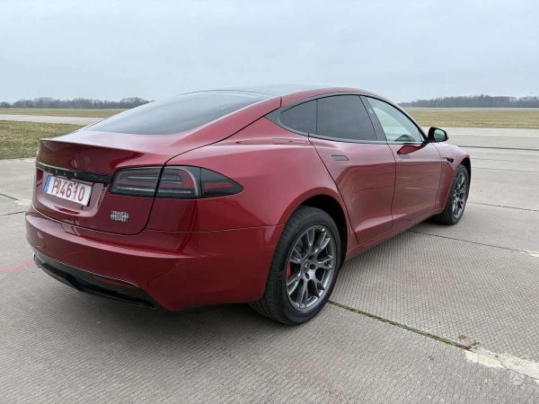 Red Tesla Model S 2023 in Kaunas, with an engine capacity of 0.00 L and mileage of 42 thousand km for 64900 €, photo 4 on AUTOMOTO.COM.LV