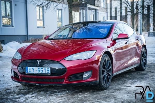 Red Tesla Model S 2014 in Riga, with an engine capacity of 0.00 L and mileage of 279 thousand km for 9990 €, photo 1 on AUTOMOTO.COM.LV