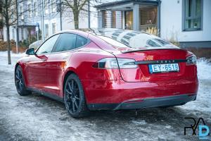 Red Tesla Model S 2014 in Riga, with an engine capacity of 0.00 L and mileage of 279 thousand km for 9990 €, photo 2 on AUTOMOTO.COM.LV