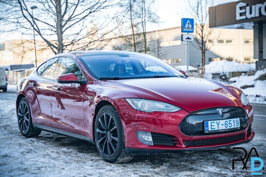 Red Tesla Model S 2014 in Riga, with an engine capacity of 0.00 L and mileage of 279 thousand km for 9990 €, photo 3 on AUTOMOTO.COM.LV