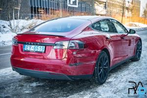 Red Tesla Model S 2014 in Riga, with an engine capacity of 0.00 L and mileage of 279 thousand km for 9990 €, photo 4 on AUTOMOTO.COM.LV
