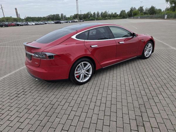 Sarkans Tesla Model S 2014 Marijampole, ar dzinēja tilpumu 0.00 L un nobraukumu 126 tūkst. km par 11500 €, foto 7 vietnē AUTOMOTO.COM.LV