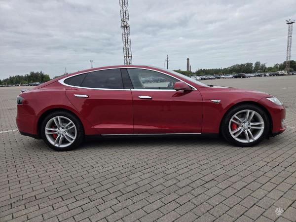 Red Tesla Model S 2014 in Marijampole, with an engine capacity of 0.00 L and mileage of 126 thousand km for 11500 €, photo 6 on AUTOMOTO.COM.LV