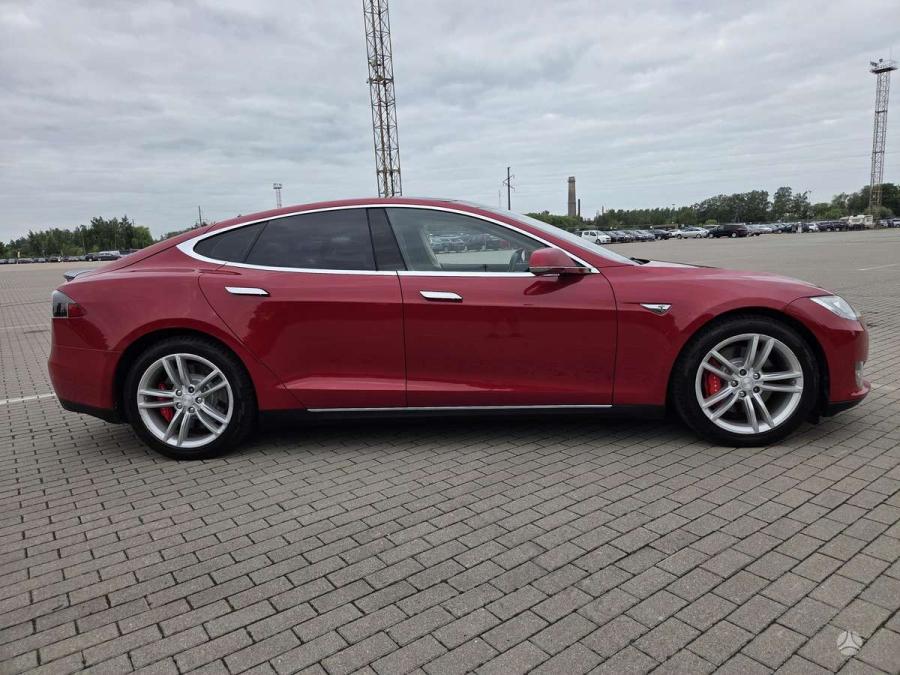 Sarkans Tesla Model S 2014 Marijampole, ar dzinēja tilpumu 0.00 L un nobraukumu 126 tūkst. km par 11500 €, foto 7 vietnē AUTOMOTO.COM.LV