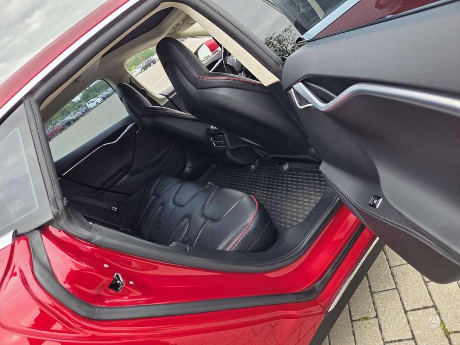 Sarkans Tesla Model S 2014 Marijampole, ar dzinēja tilpumu 0.00 L un nobraukumu 126 tūkst. km par 11500 €, foto 13 vietnē AUTOMOTO.COM.LV