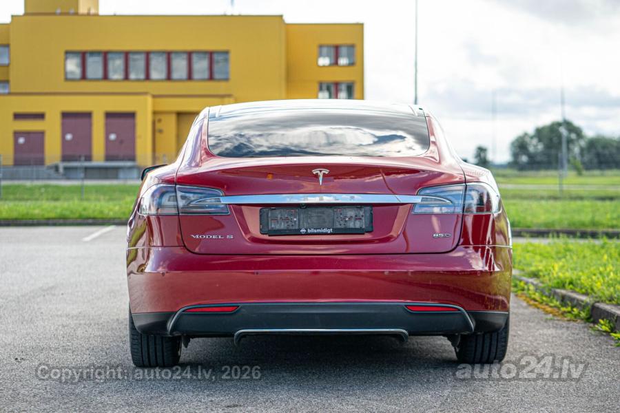 Sarkans Tesla Model S 2015 Tartu, ar dzinēja tilpumu 0.00 L un nobraukumu 178 tūkst. km par 19999 €, foto 9 vietnē AUTOMOTO.COM.LV