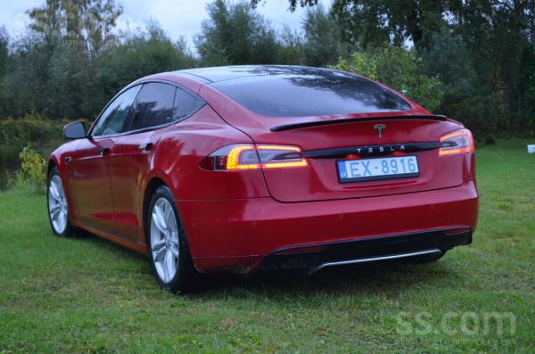 Sarkans Tesla Model S 2015 Rīga, ar dzinēja tilpumu 0.00 L un nobraukumu 260 tūkst. km par 18900 €, foto 5 vietnē AUTOMOTO.COM.LV