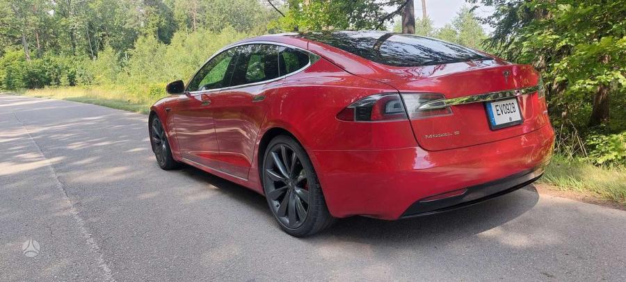 Sarkans Tesla Model S 2016 Kauņa, ar dzinēja tilpumu 0.00 L un nobraukumu 200 tūkst. km par 18300 €, foto 4 vietnē AUTOMOTO.COM.LV