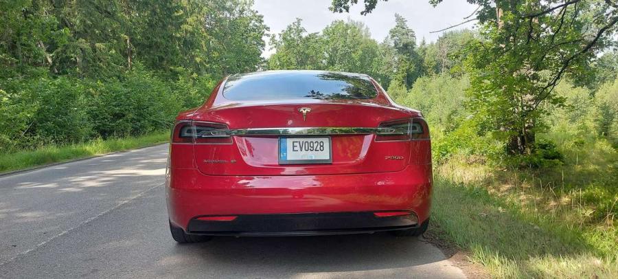 Sarkans Tesla Model S 2016 Kauņa, ar dzinēja tilpumu 0.00 L un nobraukumu 200 tūkst. km par 18300 €, foto 6 vietnē AUTOMOTO.COM.LV