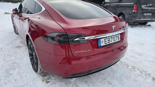 Sarkans Tesla Model S 2017 Tauragė, ar dzinēja tilpumu 0.00 L un nobraukumu 22 tūkst. km par 26800 €, foto 5 vietnē AUTOMOTO.COM.LV