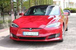 Sarkans Tesla Model S 2017 Rīga, ar dzinēja tilpumu 0.00 L un nobraukumu 81 tūkst. km par 24990 €, foto 2 vietnē AUTOMOTO.COM.LV
