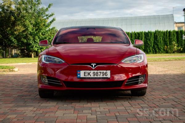 Красный Тесла Модель С 2017 в Елгава, объемом двигателя 0.00 л и пробегом 123 тыс. км за 17500 €, фото 2 на AUTOMOTO.COM.LV