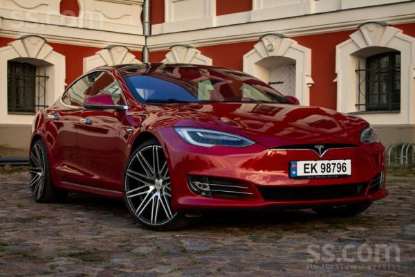 Красный Тесла Модель С 2017 в Елгава, объемом двигателя 0.00 л и пробегом 123 тыс. км за 17700 €, фото 1 на AUTOMOTO.COM.LV