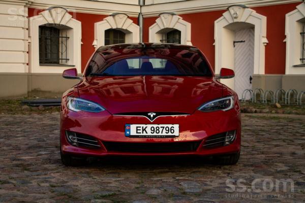 Красный Тесла Модель С 2017 в Елгава, объемом двигателя 0.00 л и пробегом 123 тыс. км за 17700 €, фото 2 на AUTOMOTO.COM.LV
