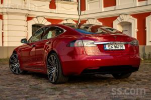 Red Tesla Model S 2017 in Jelgava, with an engine capacity of 0.00 L and mileage of 123 thousand km for 17700 €, photo 5 on AUTOMOTO.COM.LV