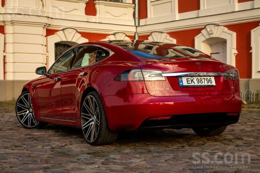 Red Tesla Model S 2017 in Jelgava, with an engine capacity of 0.00 L and mileage of 123 thousand km for 17700 €, photo 5 on AUTOMOTO.COM.LV