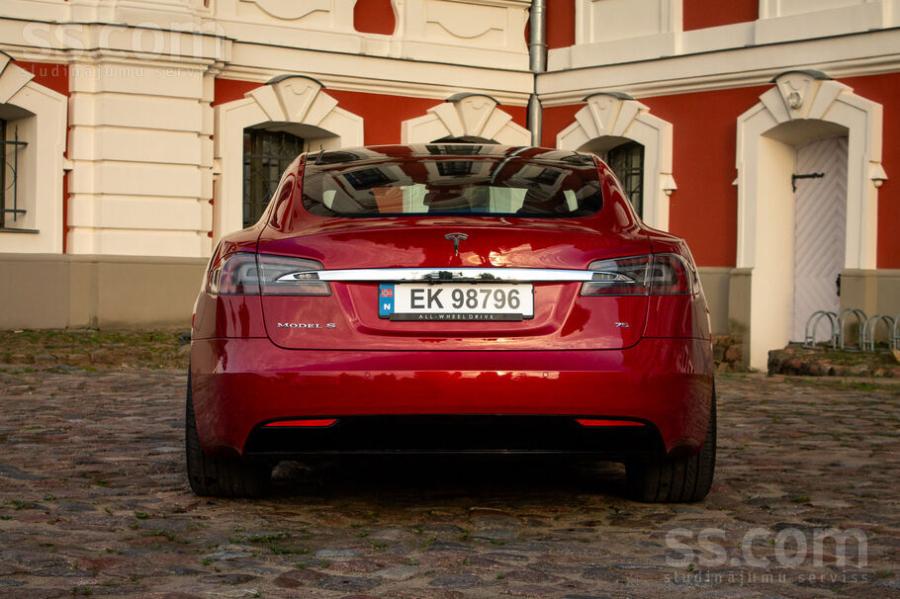 Red Tesla Model S 2017 in Jelgava, with an engine capacity of 0.00 L and mileage of 123 thousand km for 17700 €, photo 6 on AUTOMOTO.COM.LV